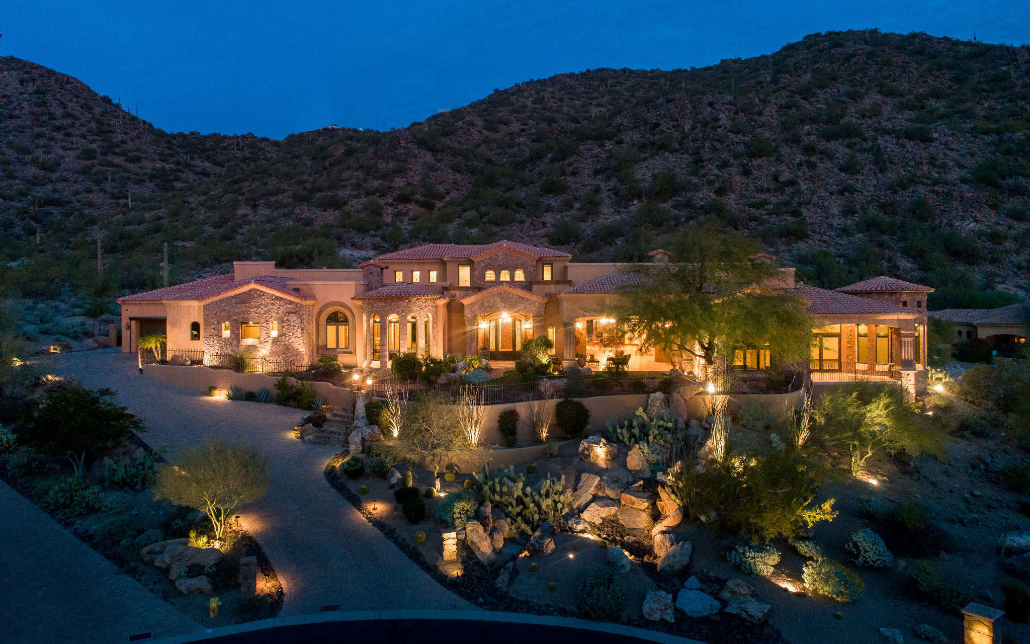 Exquisite Mesa Estate Featured in LHM Arizona Issue 15.1
