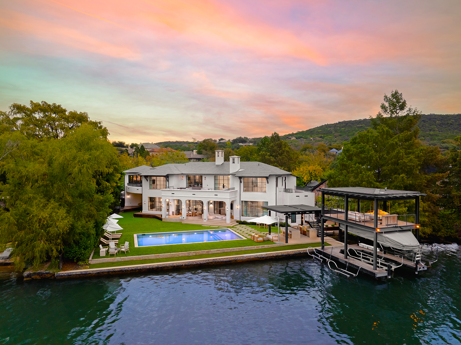 A Luxurious Waterfront Retreat on Lake Austin on the Cover of LHM ...