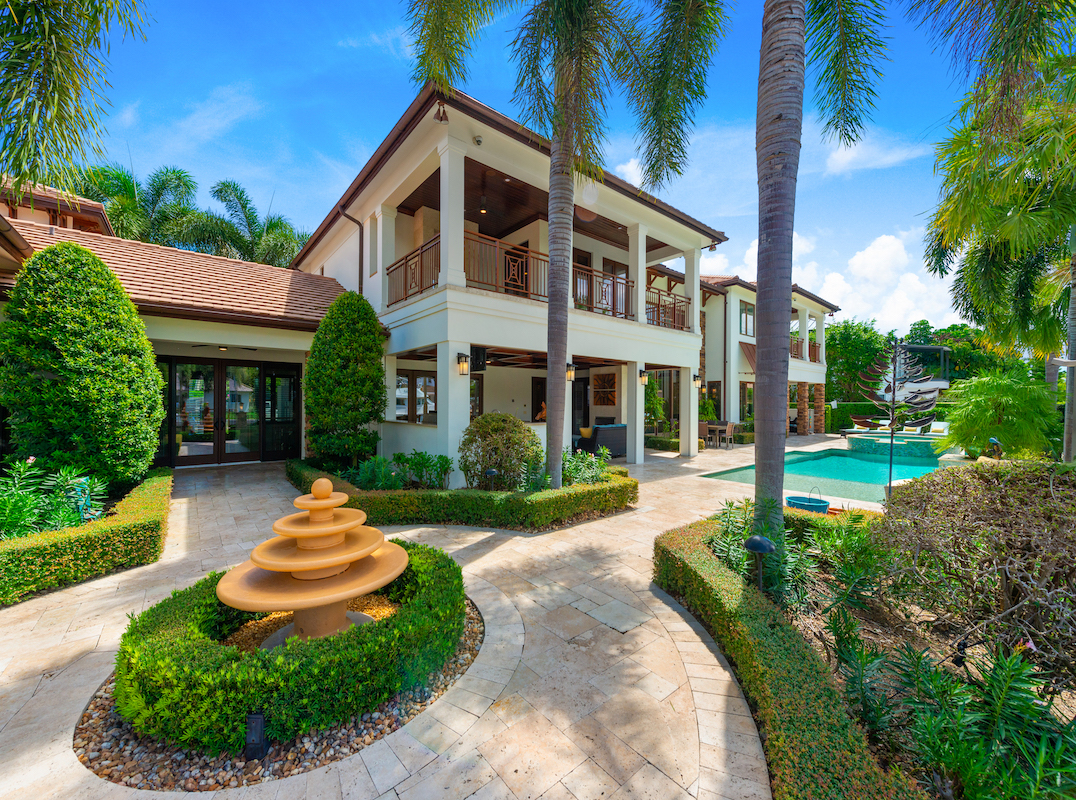 LHM The Palm Beaches - Custom Deep Water Compound