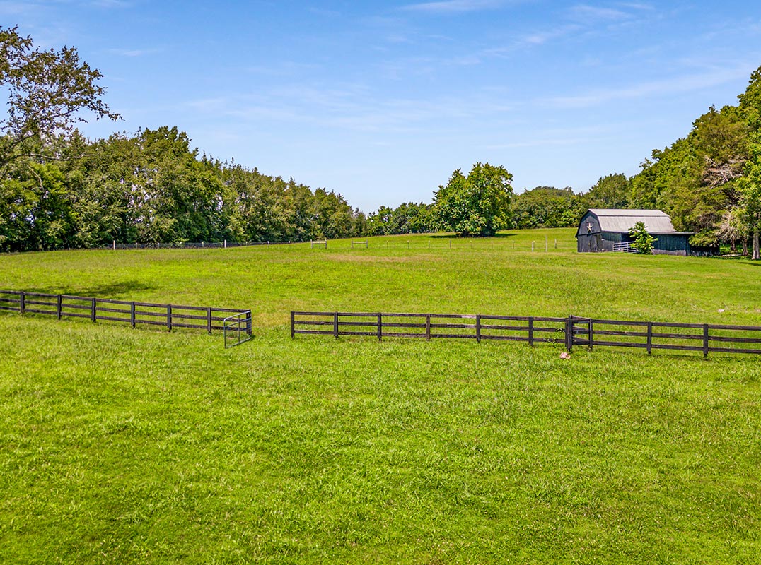 LHM Nashville - 10 Acres with Designer Renovated Ranch